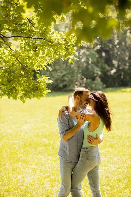 Feliz Pareja Joven Enamorada En El Campo De Hierba Foto Premium