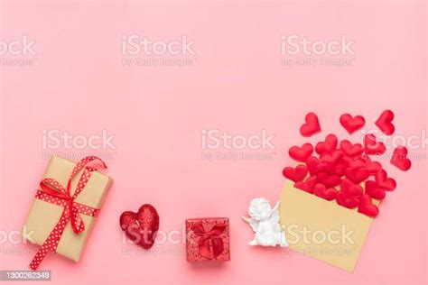 핑크 배경 탑 뷰 플랫 누워 해피 발렌타인 데이 생일 여성의 날 컨셉 홀리데이 카드 장소에 텍스트 사랑에 낭만적 인 장식 14에 대한 스톡 사진 및 기타 이미지 Istock