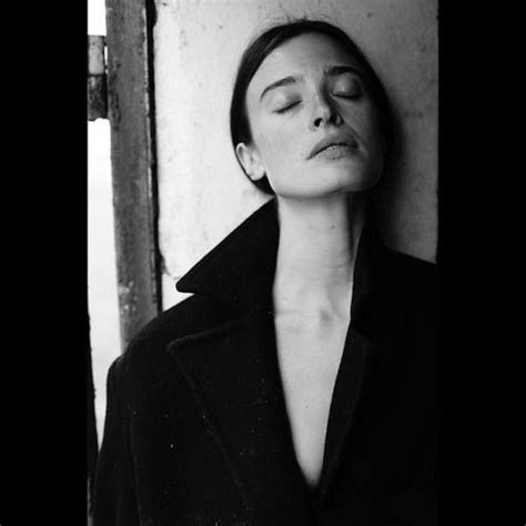 Страничка без име Луната знае всичко Понякога те виждам как вървиш по непознати улици и чужди