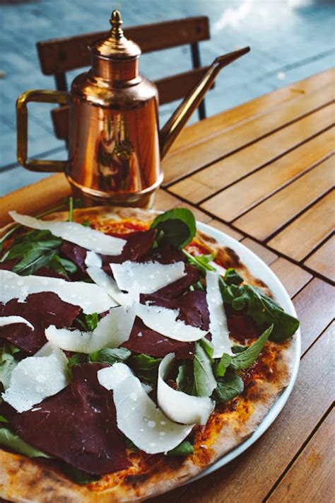 고기 토핑 구리 냄비 구리 주전자 군침이 도는 레스토랑 설정 맛있는 맛있는 식사 먹음직스러운 멋을 아는 목조