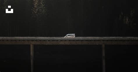 자동차가 숲 근처의 고속도로에서 운전하고 있습니다 사진 Unsplash의 무료 이탈리아 이미지