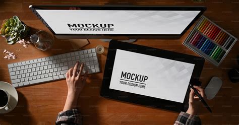 태블릿과 컴퓨터로 작업하는 여성 그래픽 디자이너의 오버헤드 샷 클리핑 경로 포함 사진 Unsplash의 컴퓨터 키보드 이미지