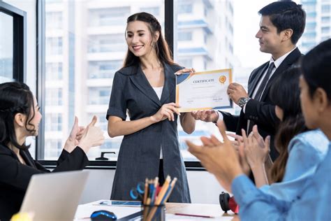 Rewards And Recognition Whats The Difference