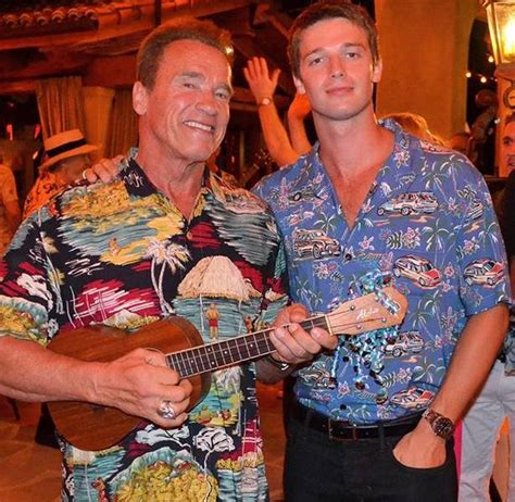 Ok Magazine Thailand สดใสรับหน้าร้อน กับเสื้อฮาวาย ลายดอก สุดฮิปแบบ 20 หนุ่มคนดังฮอลลีวูด