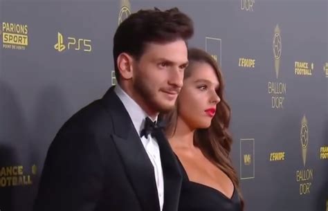 ხვიჩა კვარაცხელია ოქროს ბურთის დაჯილდოების ცერემონიალზე მეუღლესთან ერთად მივიდა Belive Ge