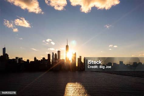 시카고 헨지 또는 가을 춘분 동안 미시간 호수 위로 공중에 떠 있는 아름다운 시카고 시내 스카이라인은 황금빛 태양이 고층 건물 사이의 거리와 조화를 이룹니다 시카고