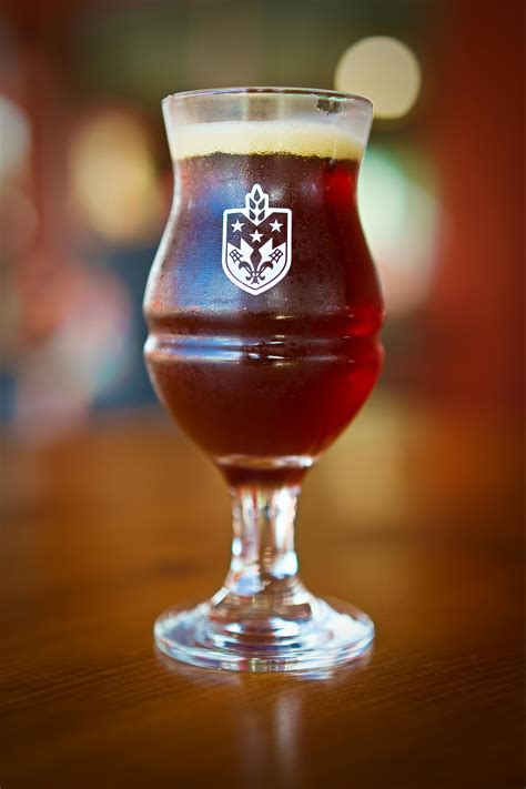 실내 거품 거품 같은 건배 꾸미다양조하다 라거 레스토랑 마시는 것 막대기 맥주 맥주 거품 맥주 잔 머그 머그컵 바 카운터 바에서 브루어리