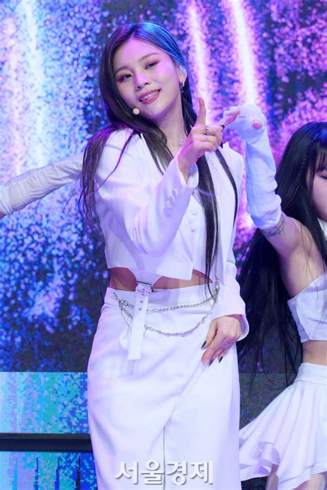 비비지 엄지 매혹적인 손짓 Se★포토 서울경제