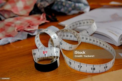 측정 테이프에 선택적으로 초점을 맞춘 나무 테이블에 재료 제작 0명에 대한 스톡 사진 및 기타 이미지 0명 가정 생활 계획 Istock