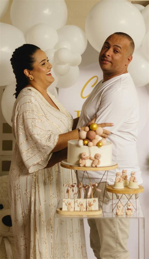 가족 모임 과자 테이블 귀여운 곰들 기념 모임 모피 카펫 목조 테이블 베비 샤워 봉제 장난감 부드러운 조명 부드러운 질감 부모님을 기다리고 부모의 사랑