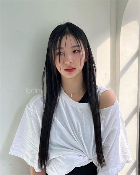 수직적인 느낌을 더해서 과하지 않게 자연스럽고 세련된 분위기를 주는 성수동미용실 필름더서울 안소희