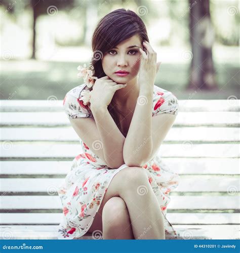 Mujer Japonesa Hermosa Joven Con Las Flores Rosadas Y Rojas Imagen De Archivo Imagen De Fondo