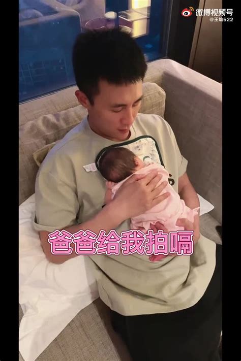 杜淳王灿庆女儿小蛋饺百天 穿亲子旗袍温馨合影 凤凰网视频 凤凰网