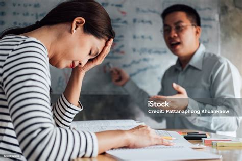 고등학교 또는 대학 학생 그룹 통합 문서 잡고 학습과 교실에서과 외 독서 숙제 및 수업 연습 입구 교육 개념에 시험 준비를 하 고 개념에 대한 스톡 사진 및 기타 이미지