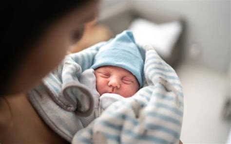 18 годишна изхвърли новороденото си бебе в контейнер за боклук