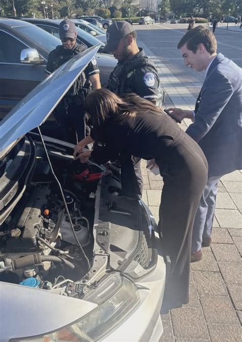 Aoc Photo Goes Viral After Eagle Eyed Viewers Notice Surprising Detail Weveryday Stories