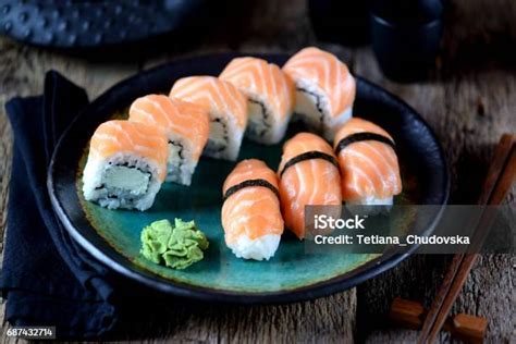 연어와 부드러운 치즈와 오래 된 나무 배경에 연어 초밥 집에서 초밥 0명에 대한 스톡 사진 및 기타 이미지 0명 간장 건강한 생활방식 Istock