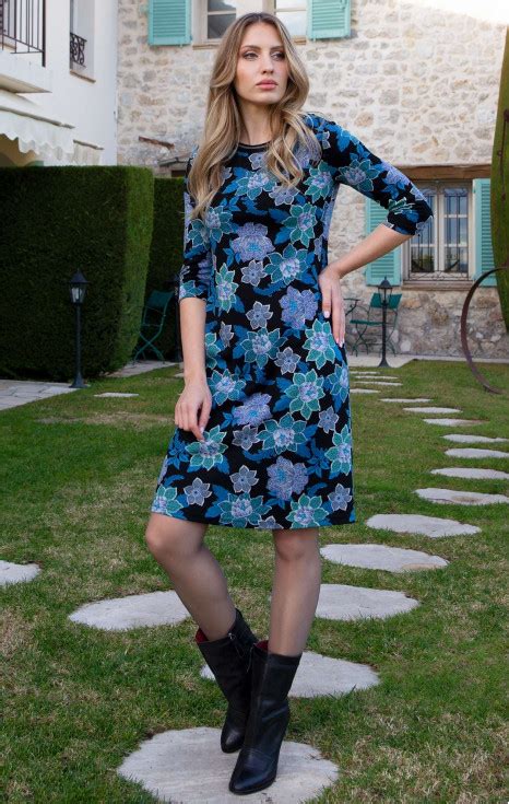 Рокля от мека трикотажна материя с флорален синьо зелен принт на черна основа Daphne