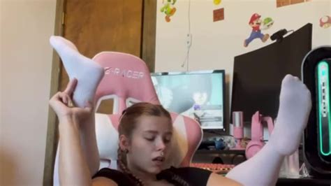 Ragazza Dal Culo Grosso Si Sfonda La Figa Sulla Sedia Da Gaming Con Un Dildo Mostruoso Video