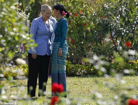 Aung San Suu Kyi Welcomes Us Help For Burma As She Meets Hillary Clinton Again Daily Mail Online