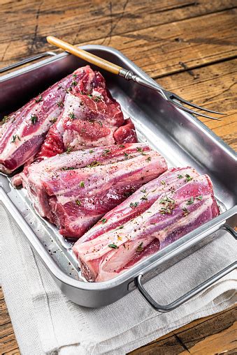 허브 향신료 백리향으로 양념 양생크 양고기 고기 요리 준비 나무 배경 위쪽 보기 0명에 대한 스톡 사진 및 기타 이미지 0명 검은색 고기 Istock