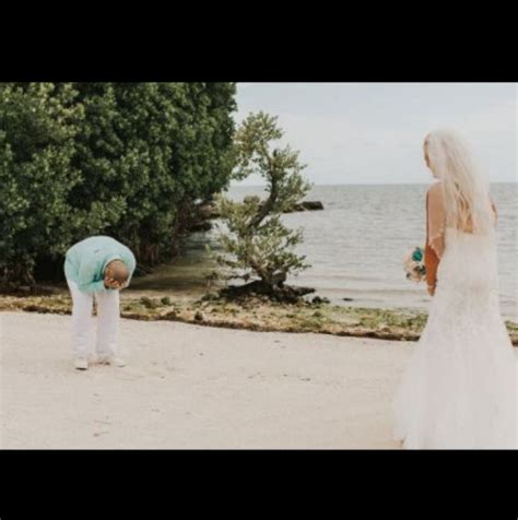 Свекърва сложи сватбена рокля и се снима със сина си и снаха си на сватбата им снимка За Жената