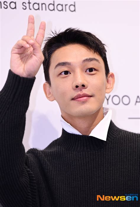 유아인 머리 위로 브이[포토엔hd] 뉴스인코리아