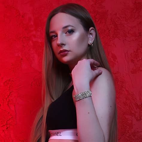 Я вже мовчу які виплати на дитину в державі просто смішно Але залишати матір і дитину без