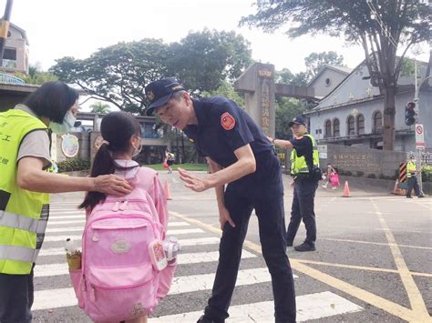 開學首日！旗山警啟動「護童勤務」 劉文雄分局長帶頭當導護老師 蕃新聞