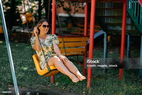 한 여자가 스윙을 타고 공원에있는 소녀 그의 젊음을 기억합니다 공원에서 아름다운 하루 스윙에 긴 다리가있는 아름다움 40 44세에 대한 스톡 사진 및 기타 이미지 Istock