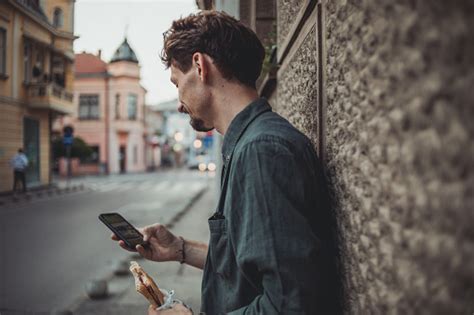 나는 패스트 푸드 키오스크에서 사는 샌드위치를 즐긴다 25 29세에 대한 스톡 사진 및 기타 이미지 25 29세 갈색 머리 거리 Istock