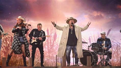 Musiker I Lasse Stefanz Föll Ihop På Scen