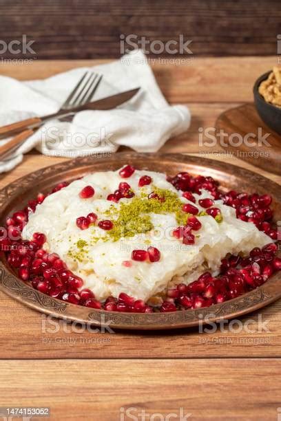 굴락 디저트 유백색 디저트는 라마단 달을 위해 특별하게 만들어졌습니다 전통적인 터키 요리 진미 구리 접시에 굴락 디저트 0명에 대한 스톡 사진 및 기타 이미지 Istock