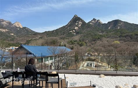 [이지가 직접] ‘스타벅스 더북한산점 봄 기운에 북새통 이지경제