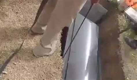 รวมรูปภาพของ ญาติกรี๊ดสยอง คนงานสุสานทำโลงหล่น ศพยาย ร่วงออกมา เห็นแล้วเสียงร้องไห้ระงม รูปที่