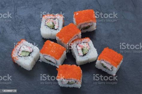 검은 돌 보드에 연어와 롤 접시를 내세요 제공 쌀 생선 아보카도 고추냉이에 대한 스톡 사진 및 기타 이미지 고추냉이 김 레스토랑 Istock