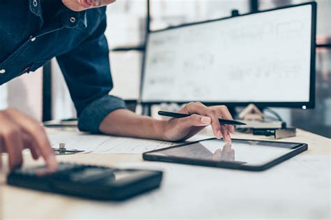 건축가 엔지니어는 태블릿을 사용하여 도면 설계를 읽습니다 주택 계획 설계 및 건설 개념 가계에 대한 스톡 사진 및 기타 이미지