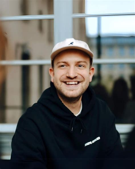 𝐈𝐬𝐭 𝐦𝐚𝐧 𝐦𝐢𝐭 𝐞𝐢𝐧𝐞𝐦 𝐏𝐮𝐥𝐥𝐢 𝐮𝐧𝐝 𝐂𝐚𝐩 𝐰𝐞𝐧𝐢𝐠𝐞𝐫 𝐬𝐞𝐫𝐢ö𝐬 🤔 Vorgestern Hat Philip Hitschler Becker über