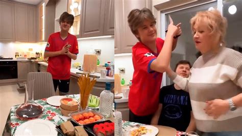 Елена Бушина устроила праздничный ужин с родными Сын Марк получил