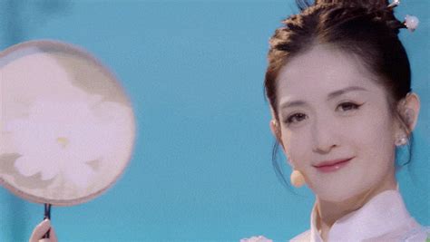 谢娜穿素雅旗袍身姿摇曳 舞台上秀一字马美腿吸睛 搜狐大视野 搜狐新闻