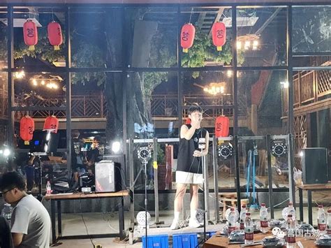 互fo ️ On Twitter 啤酒一开 快乐自来 撸的是心情 串的是美味 人间烟火气 最抚凡人心 进城赶 烤”，今晚莒国古城烧烤城试