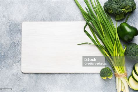 회색 콘크리트 배경에 신선한 녹색 채소와 허브프레임 공간을 복사합니다 개념에 대한 스톡 사진 및 기타 이미지 개념 개념과 주제 건강한 식생활 Istock