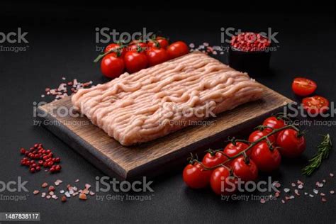 나무 도마에 소금 향신료 허브를 곁들인 신선한 다진 닭고기 0명에 대한 스톡 사진 및 기타 이미지 0명 가루로 빻은 건강한 생활방식 Istock