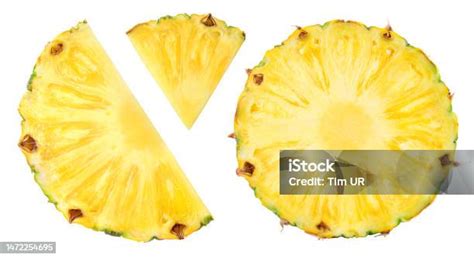 파인애플 슬라이스 세트가 격리되었습니다 흰색 바탕에 파인애플 조각입니다 플랫 디자인 라운드 슬라이스 삼각형 조각 및 원형 평면도의 절반 클리핑 패스 포함 0명에 대한 스톡