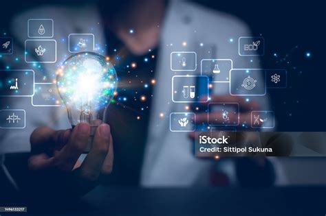 전구 졸업 모자 인터넷 교육 과학 과정 학위 창의적 사고 아이디어에 대한 지식을 공부하는 교사 E러닝 대학원 수료증 프로그램 교육 비즈니스 개념입니다 개념에 대한 스톡 사진