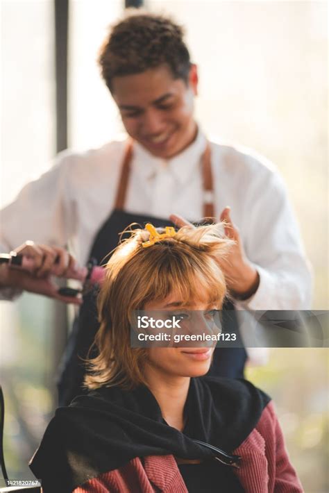 전문 패션 미용사 및 헤어 뷰티 살롱의 개념 여성 고객 사람에게 트리트먼트를 만드는 헤어 스타일리스트 이발 및 코퓨어 케어를위한 가위를 사용하여 스튜디오 라이프 스타일의