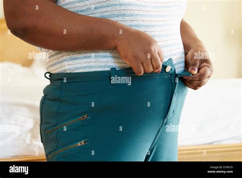 Enge Hosen Frau Fotos Und Bildmaterial In Hoher Auflösung Alamy