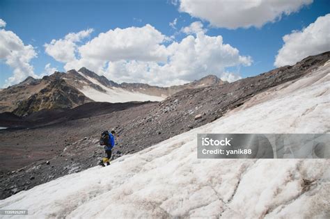모자와 하늘과 구름에 대 한 빙하에 눈 덮인 산에 그의 어깨에 배낭과 선글라스 여행자 자연 환경에서의 여행자 감시에 대한 스톡 사진 및 기타 이미지 Istock
