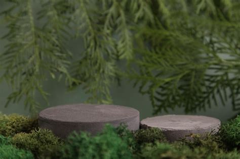 빈 코스메틱 투 포디움 디스플레이 흉내낸 진한 파란색 돌 받침대 뷰티 메이크업 제품 브랜딩을 위한 최소한의 추상 기하학적 스튜디오 레이아웃 프리미엄 사진