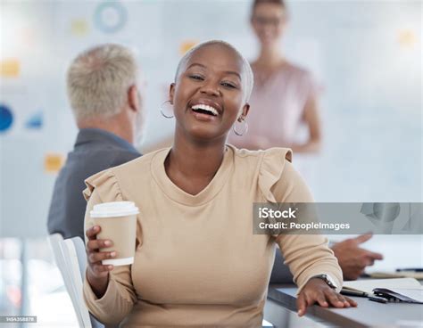 흑인 여성 커피 웃고 있는 사무실 직원이 팀 회의에서 일에 대해 행복을 느끼고 있다 뉴욕에서 일하는 대머리 노동자의 초상화는 광고 작업에서 재미있는 농담을 듣고 행복을